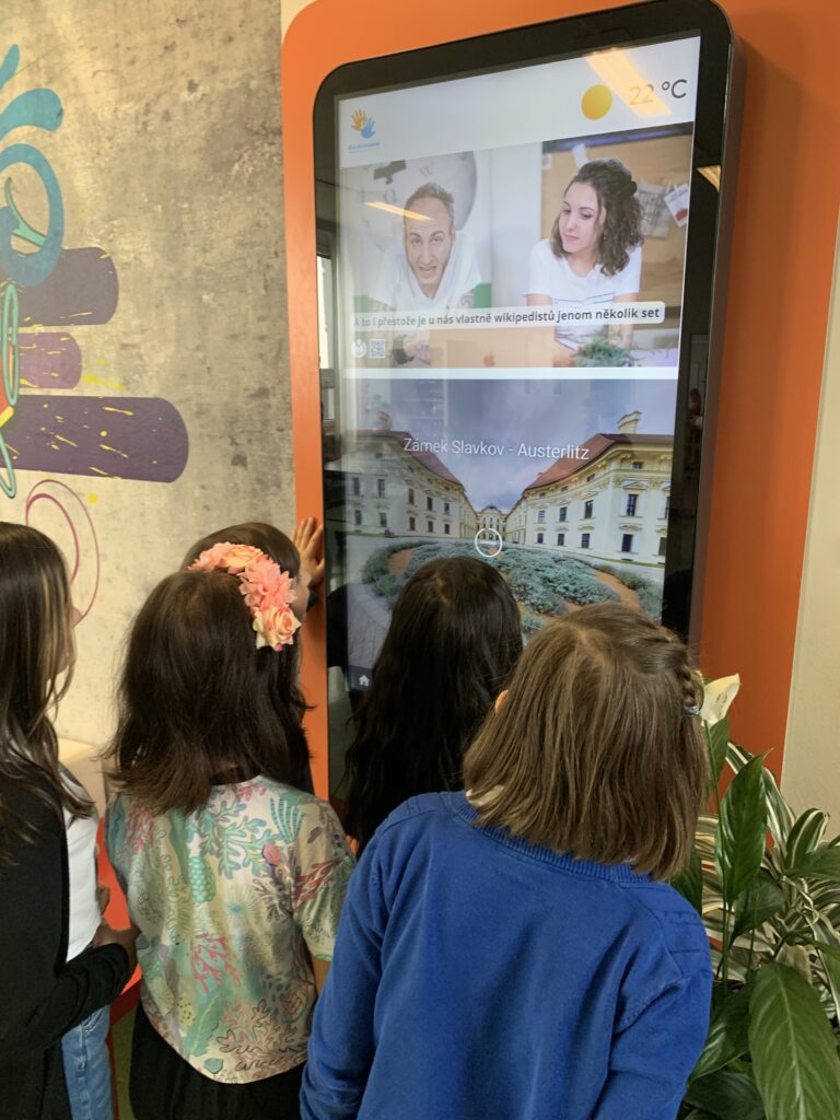 Wikipedia videos in 330 schools and 20 senior homes – Wikimedia ČR